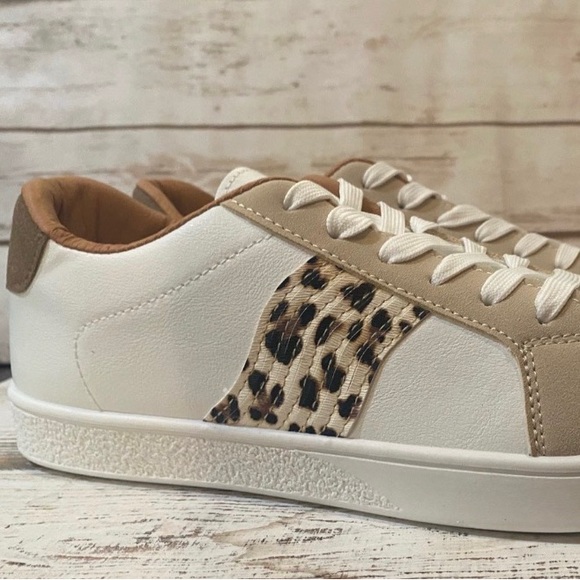 Steve Madden | Shoes | New White Sneakers Metallic Silver Black Stripe ...